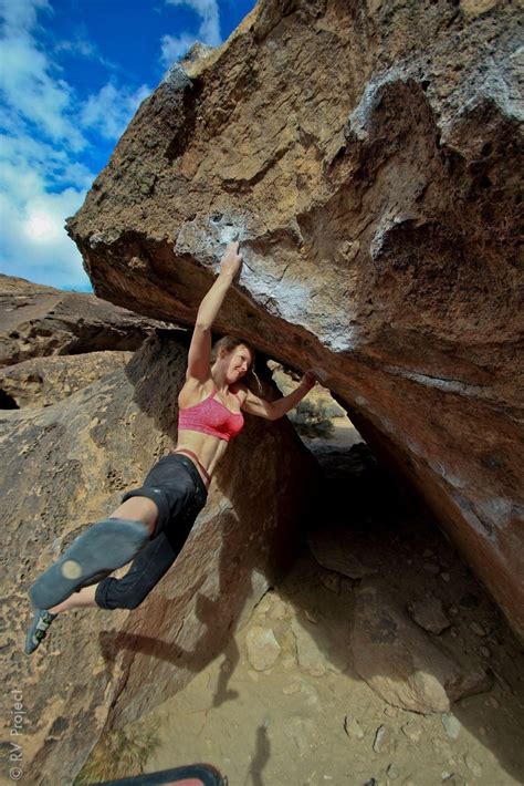 Pin By Æonsone On Ascenders Climbing Girl Rock Climbing Women Bouldering