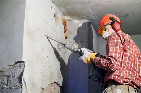 在建筑行业打破内部砖墙施工服务的带有个人防护设备和拆除锤的工人高清图片下载 正版图片505166113 摄图网