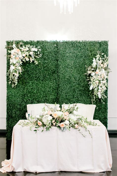These Grass Walls And Florals Make For The Perfect Sweetheart Table Backdrop Sweetheart Table