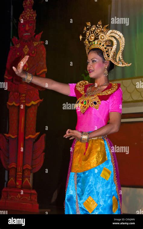 Thai Classical Dance Fotos Und Bildmaterial In Hoher Auflösung Alamy