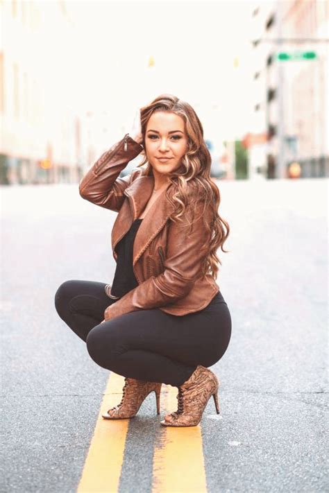 Senior Portrait Photo Picture Idea Girls Downtown City Urban Town Senior Pictures Girl Poses