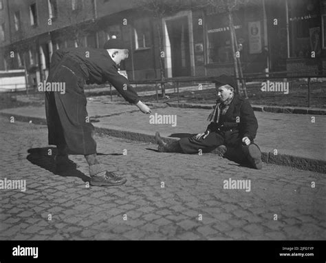 Dos Niños Jugando Canicas Dibujo Jugando Con Canicas Fotografias E Imagenes De Alta Resolucion