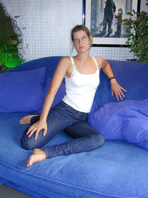 Nervöse Kleine Titted Frau Streifen Und Spreizt Ihre Enge Muschi Porno Bilder Sex Fotos Xxx