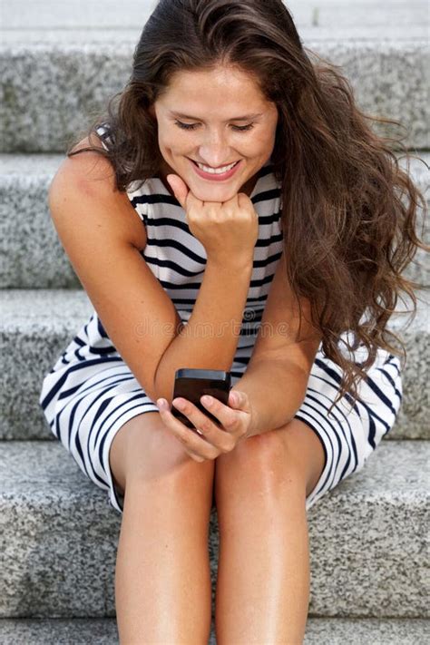 Glückliche Frau Die Auf Der Treppe Hält Handy Sitzt Stockbild Bild Von Beiläufig Gesicht