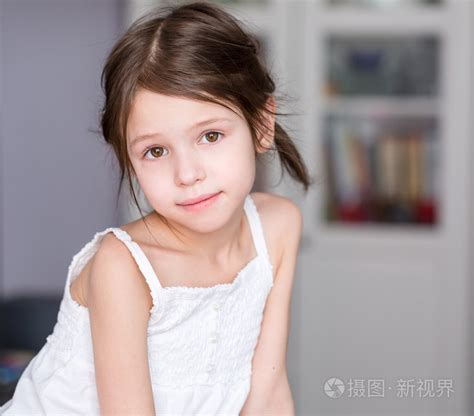 微笑的可爱的学龄前儿童女孩独自在家的肖像照片 正版商用图片091ve1 摄图新视界