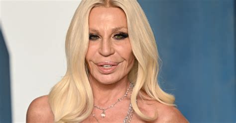 Szinte Felismerhetetlen Fiatalkori Fotóin Gyönyörű Nő Volt Régen Donatella Versace így