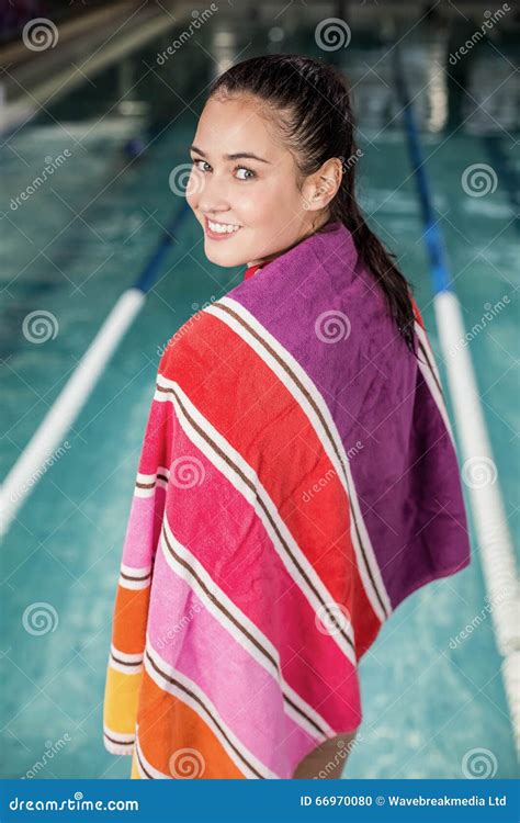 Hübsche Frau Im Badeanzug Stockfoto Bild Von Freizeit 66970080