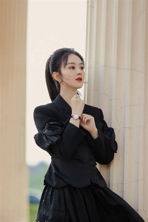 赵丽颖晒高马尾西装造型 化身美女总裁霸气场强大 搜狐大视野 搜狐新闻