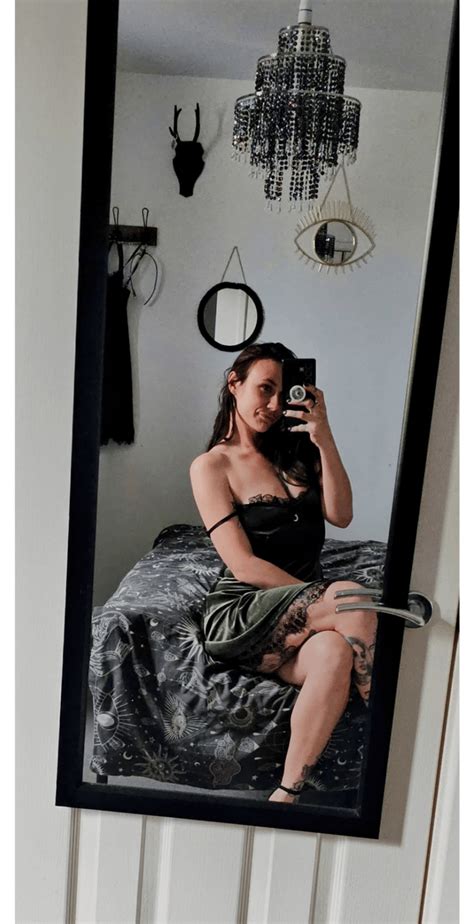 Just Your Standard Mirror Selfie 👽💚 F33 Rselfie