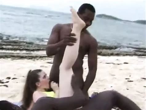 Esposa Blanca Se Folló A Dos Hombres Negros En Playa Pública Xhamster