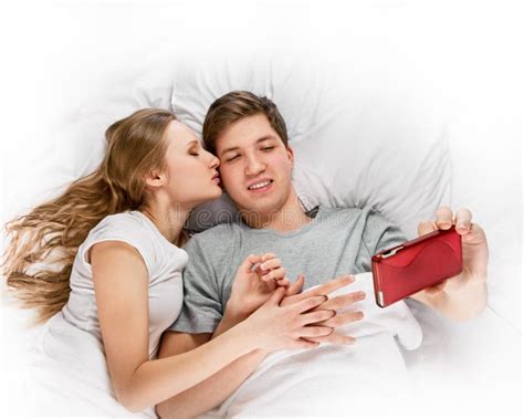 Paare Im Bett Das Ein Foto Mit Smartphone Macht Stockfoto Bild Von Ehemann Morgen 54232470