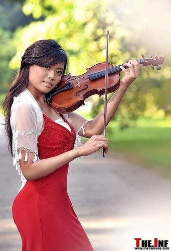 Awek Malaysia Seksi Comel Cun Miang Dan Gatal Awek Tudung Merah Bermain Violin