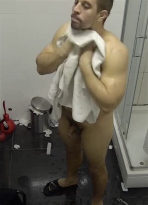 Concorrente Del GF Serbo Nudo Con Il Pisello Al Vento BitchyX