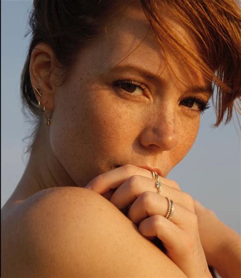 Pin By Island Master On Frecklesgingersred In 2019 Beautiful Redhead Beautiful Freckles