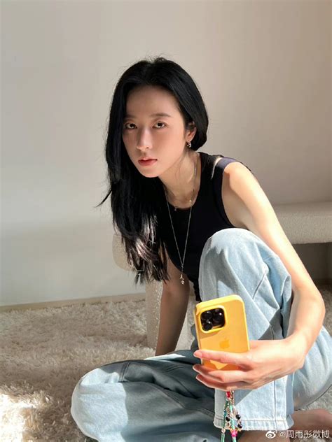 周雨彤黑白抹胸太辣了呜呜呜周雨彤你真的要把我帅晕吧 财经头条