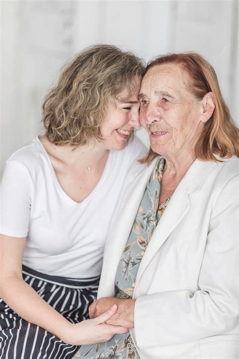 Porträt Der Glücklichen Frau Die Hand Ihrer Oma Zu Hause Halten Kostenlose Foto