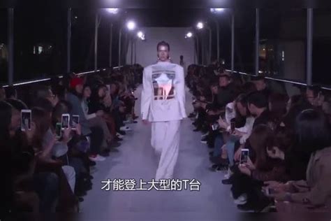 美女模特走秀出现失误衣服不慎滑落时她的反应直接亮了 失误 衣服 反应