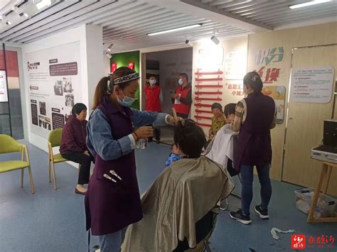 河东区芝麻墩街道冠亚社区开展金辉助老 情暖重阳志愿服务活动 在临沂