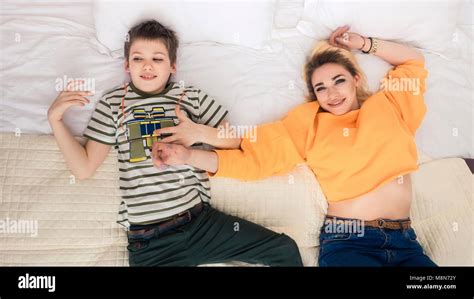 La Madre Con El Hijo En La Cama Madre E Hijo Se Divierten Mamá Y Su Adolescente Hijo Acostado
