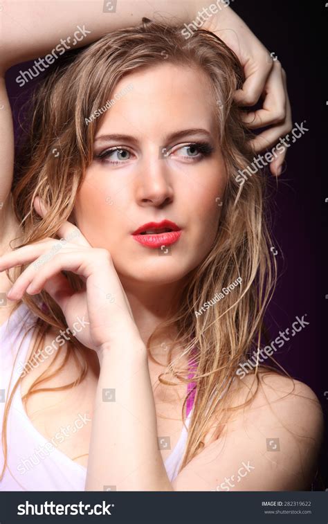 Young Sexy Nude Woman Posed Wet 스톡 사진 282319622 Shutterstock