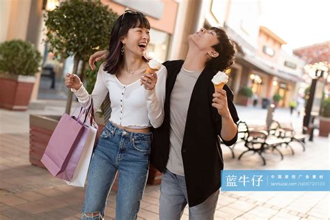 快乐的年轻情侣逛街约会 蓝牛仔影像 中国原创广告影像素材
