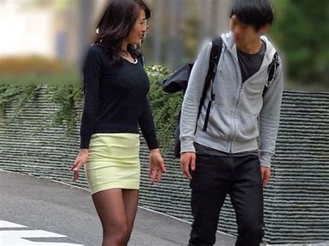 熟女逆ナンパねぇ アタシどう 無理やり若者を捕獲した美マダムが生ハメさせて中に出させるwww にっこりエロ村
