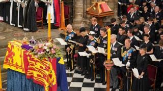 エリザベス英女王の墓標写真公開 両親や夫の名前と共に BBCニュース