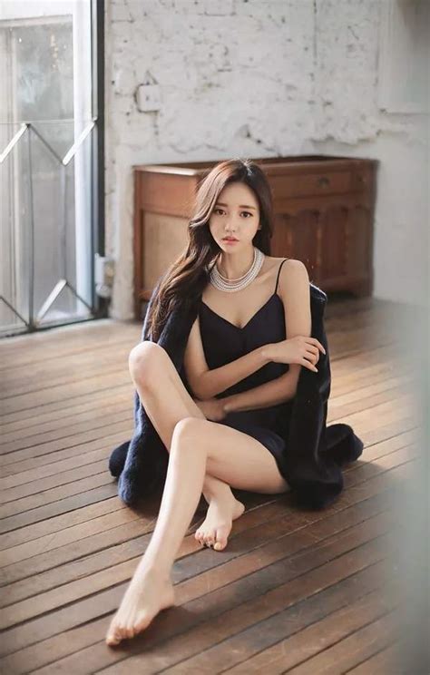 韩国最美网红女神福利照 黑丝长腿低胸装超诱惑 新浪游戏 手机新浪网