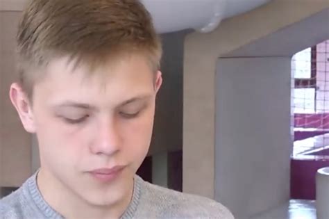 Матір вбило снарядом 18 річний хлопець самостійно виховує двох братів і двох сестер відео