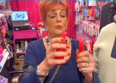 Talina Fernández Va Por Primera Vez A Una Sex Shop