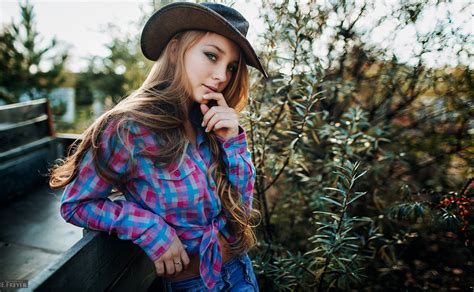 배경 화면 여자들 모델 갈색 머리의 뷰어를보고 긴 머리 옥외 파란 눈 Touching Face Women With Hats 카우보이 모자 Plaid