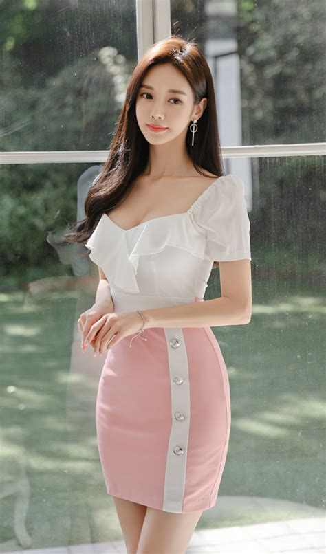孙允珠粉色紧身裙秀出时尚美腿