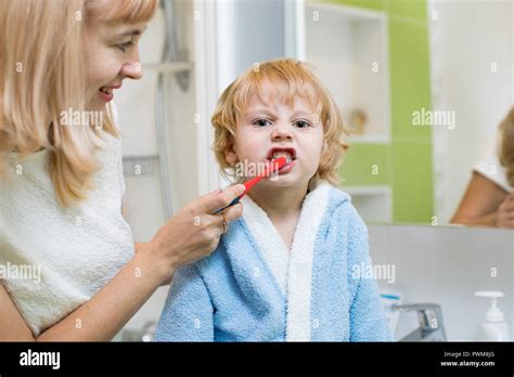 Mutter Und Sohn In Der Dusche Fotos Und Bildmaterial In Hoher