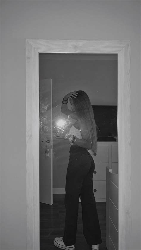 Pin On Zapisane Na Szybko Mirror Selfie Poses Cute Instagram Pictures Ideas For Instagram Photos