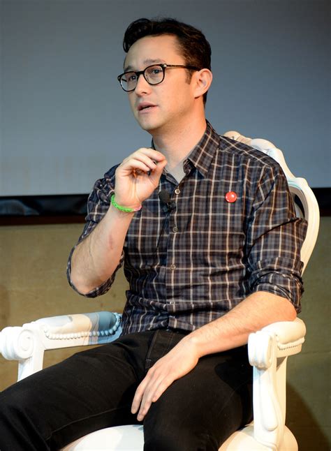15 Celebrities Who Wear Glasses And Look Amazing While Doing Ithellogiggles