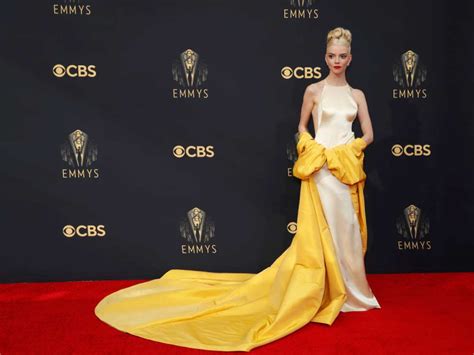 Famosos Desfilan Por La Alfombra Roja En El Primer Emmy Presencial En Dos Años De Ausencia