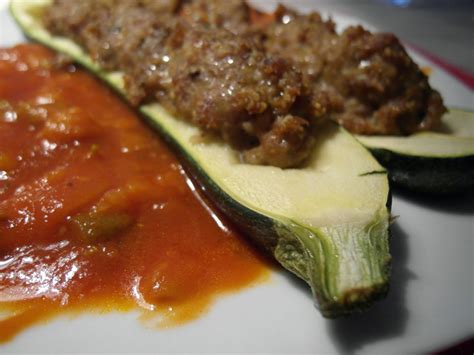 Mit Hackfleisch Gefüllte Zucchini In Tomatensauce Flott Kochende