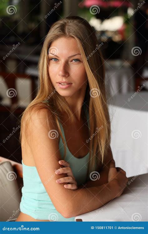 Belle Jeune Fille Blonde Adulte Des Vacances à La Station De Vacances