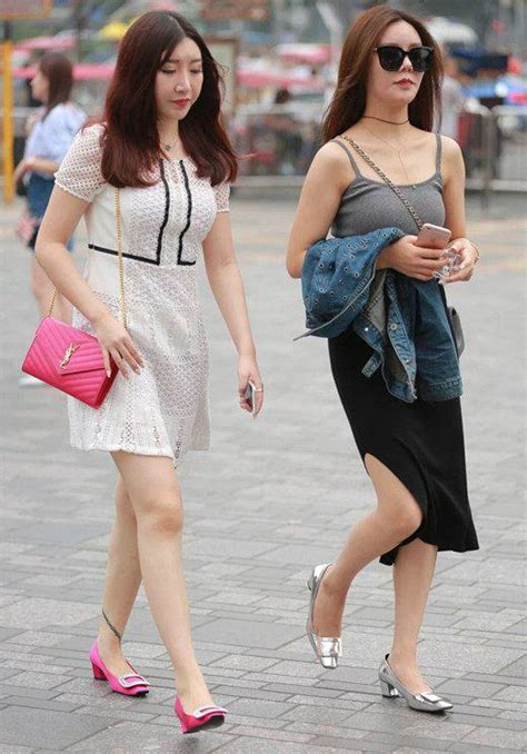 街拍第二位美女身穿露肩包臀裙性感火辣走在街上很惹眼