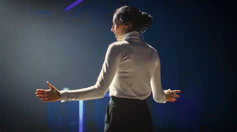 4 Body Language Techniques That Will Improve Your Public Speaking