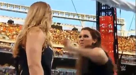 Catch Ronda Rousey se joint à The Rock pour humilier Triple H et