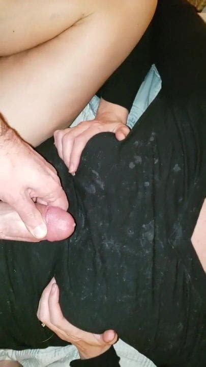当她穿着它时，在她的被污染的衬衫上射精 Xhamster