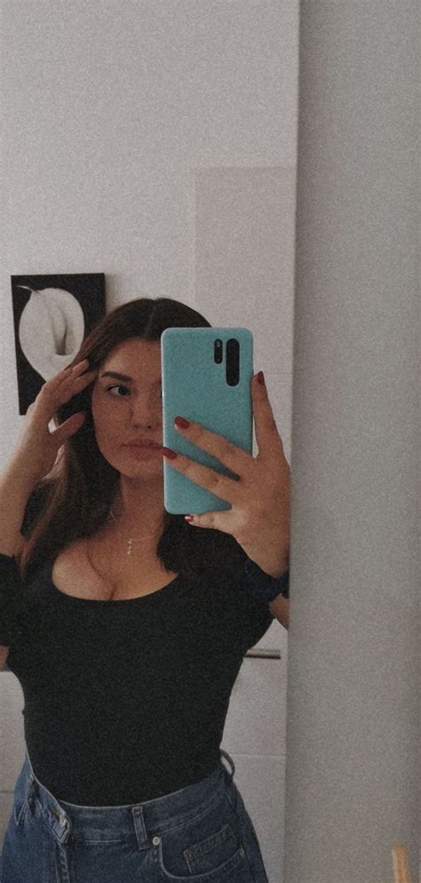 🌼mirror Selfie Pose🌼 Mirror Selfie Poses Cute Selfie Ideas Mirror Pictures Selfie