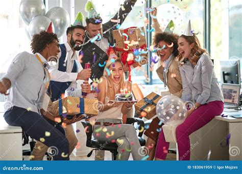 Compañeros De Trabajo Celebrando El Cumpleaños Del Jefe Con Confeti Y Tarta Sorpresa De