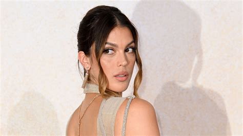 Iris Mittenaere le nombril à l air dans une très sexy combinaison cut