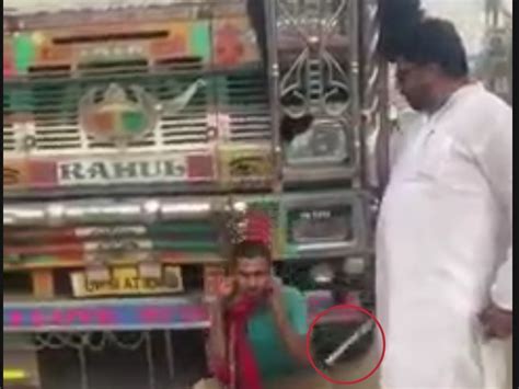ट्रक चालक को बीच सड़क पर सरेआम बेंत से पीटा फिर कराई उठक बैठक The Truck Driver Was Publicly