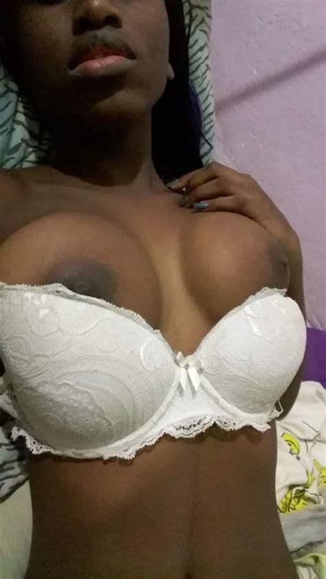 Yasmim Mulata Ninfeta De Peitos Gigantes Ficou Se Exibindo Peladinha Em Fotos Caseiras Mas Parou