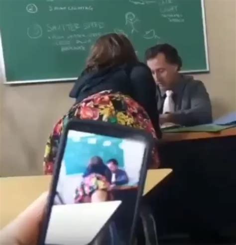 Трахает сексуальную брюнетку на уроке йоги