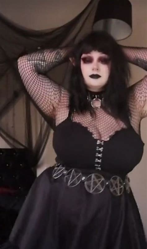 Pin By Jade Foy On Fashion Inspo Plus Size Goth Curvy Girl Outfits Plus Size Goth Fashion