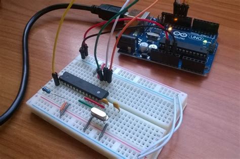 Construir un Arduino mínimo en una protoboard